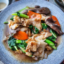 Thai Stir Fry Noodles with Gravy (Rad Na) - Simply Suwanee