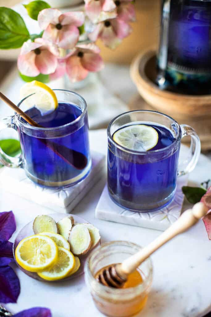 How to Make Thai Butterfly Blue Tea (น้ำอัญชัน) - Simply Suwanee