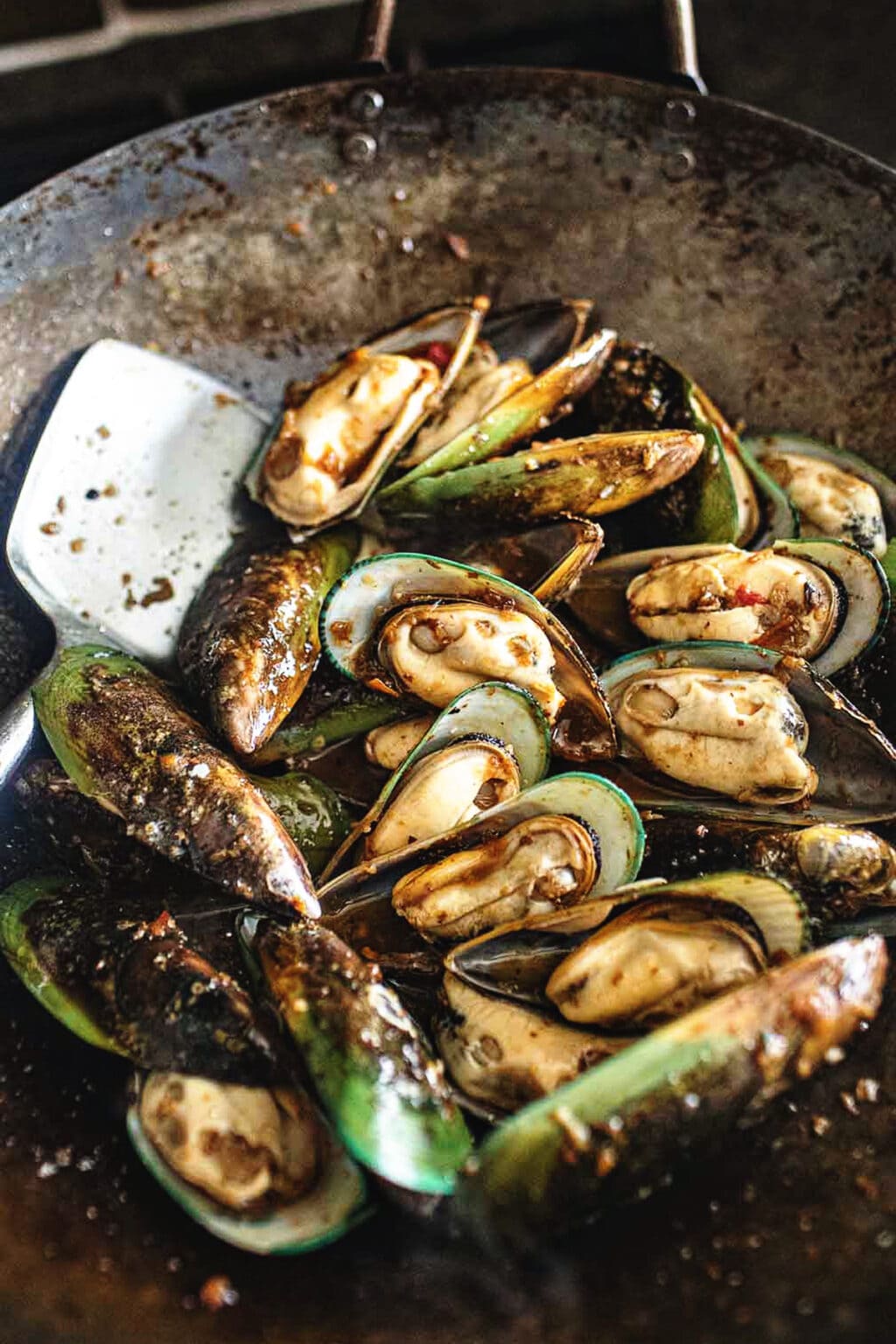Mussels stir-fried with Thai Roasted Chili Paste - Simply Suwanee
