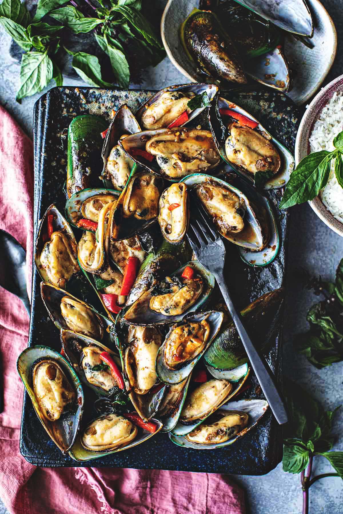 Mussels stir-fried with Thai Roasted Chili Paste - Simply Suwanee