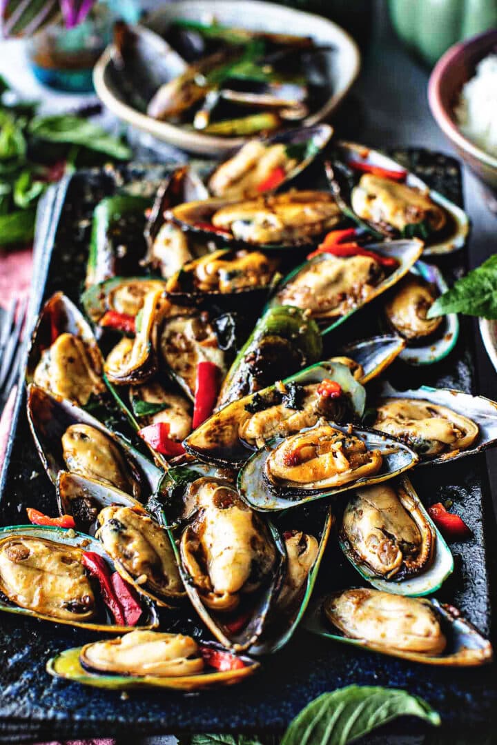 Mussels stir-fried with Thai Roasted Chili Paste - Simply Suwanee