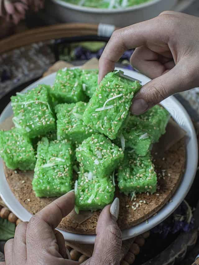 Thai Coconut Mango Sticky Rice Dessert - Simply Suwanee