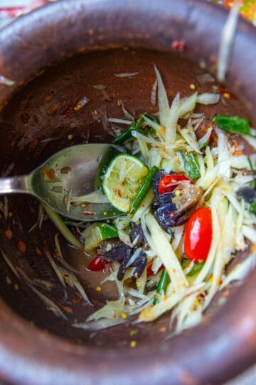 Som Tum Pu Pla Ra (Isaan Fermented Crab Papaya Salad) - Simply Suwanee